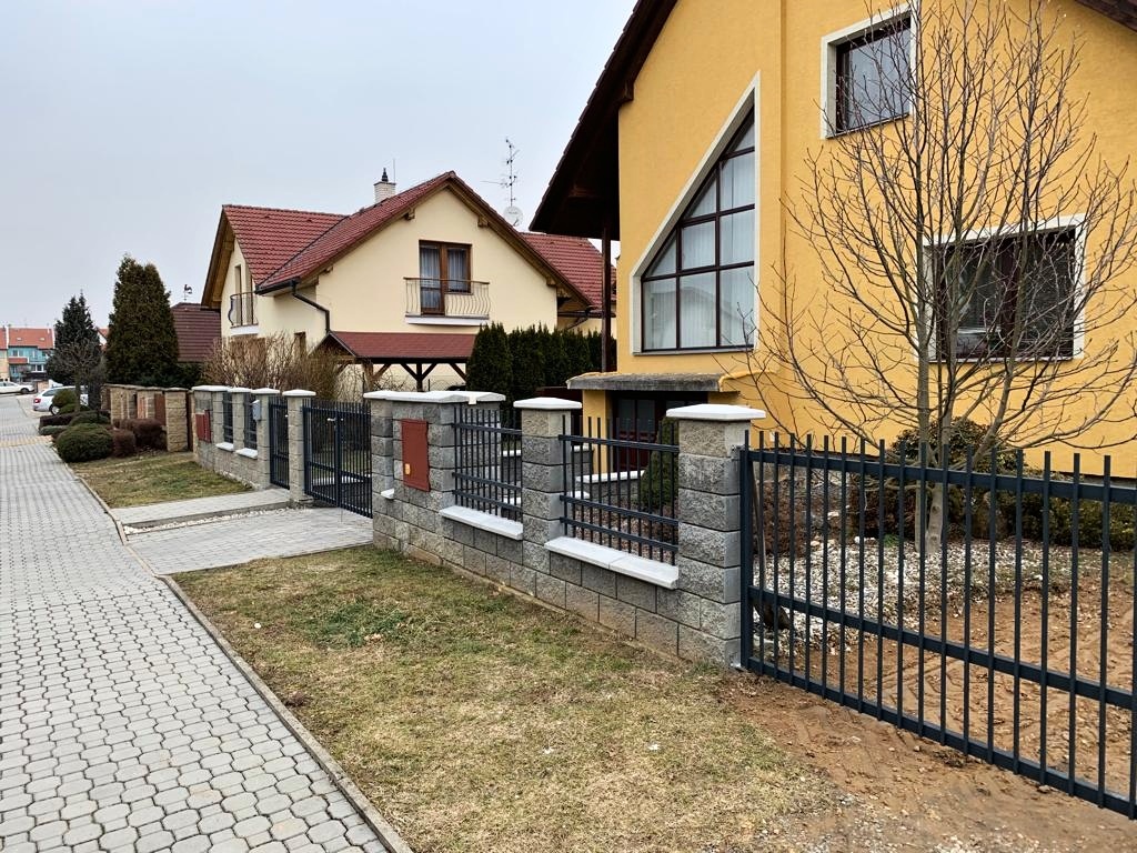 Tyčkový plot - Hliníkové ploty - Luxline.cz